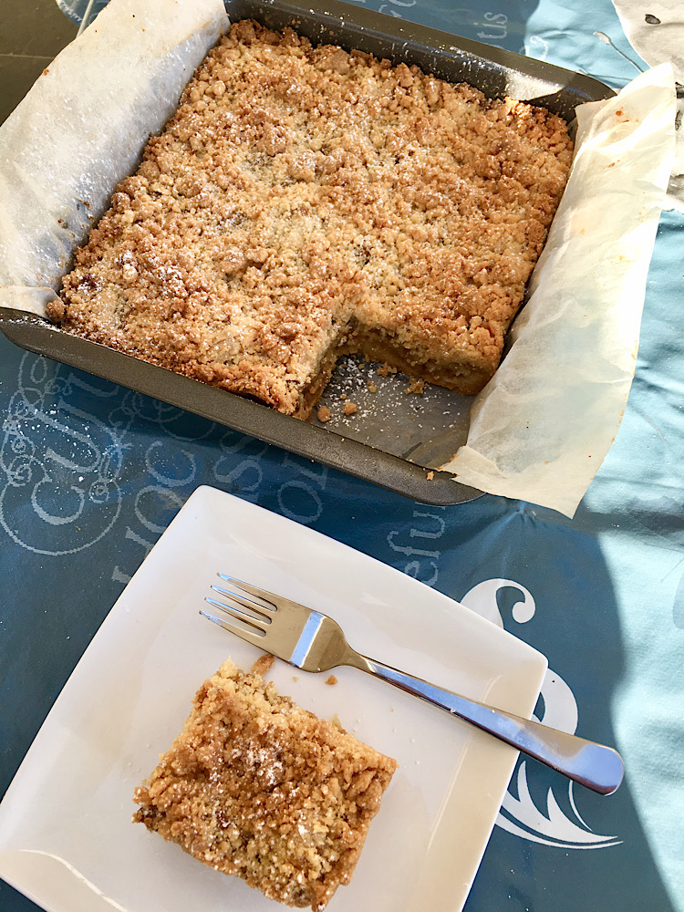Appelkruimelkoek van het bakblik | Mooie recepten